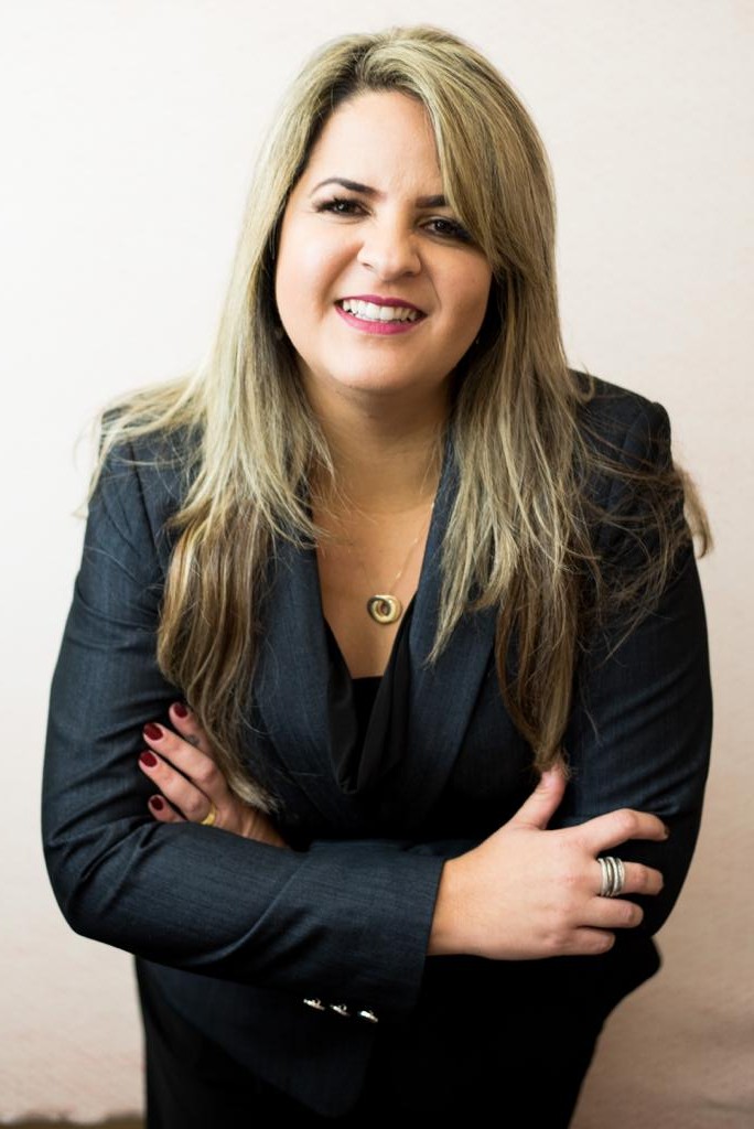 Conheça Michelle Schmidt, renomada profissional que embeleza os olhares ...